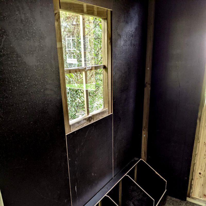 Betonplex binnenwanden hooiberg Vera & Julia– Kippenvilla.nl