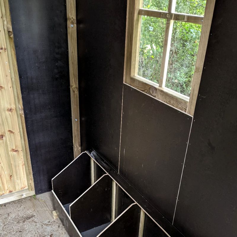 Betonplex binnenwanden hooiberg Jan– Kippenvilla.nl